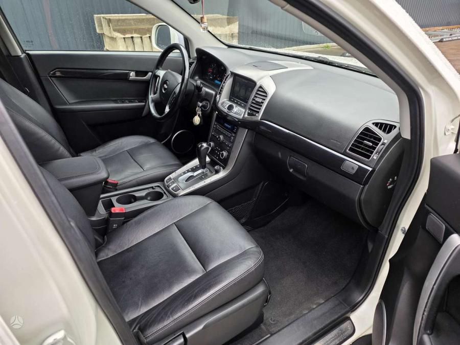 White Chevrolet Captiva 2012 in Taurage, with an engine capacity of 2.20 L and mileage of 145 thousand km for 5500 €, photo 8 on AUTOMOTO.COM.LV