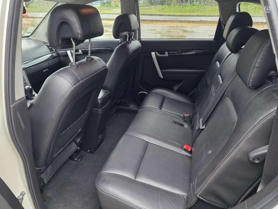White Chevrolet Captiva 2012 in Taurage, with an engine capacity of 2.20 L and mileage of 145 thousand km for 5500 €, photo 9 on AUTOMOTO.COM.LV