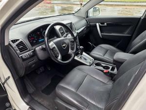 White Chevrolet Captiva 2012 in Taurage, with an engine capacity of 2.20 L and mileage of 145 thousand km for 5500 €, photo 10 on AUTOMOTO.COM.LV