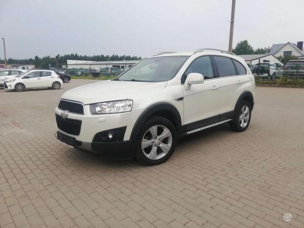 White Chevrolet Captiva 2012 in Utena, with an engine capacity of 2.20 L and mileage of 297 thousand km for 4999 €, photo 1 on AUTOMOTO.COM.LV