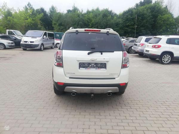 White Chevrolet Captiva 2012 in Utena, with an engine capacity of 2.20 L and mileage of 297 thousand km for 4999 €, photo 8 on AUTOMOTO.COM.LV