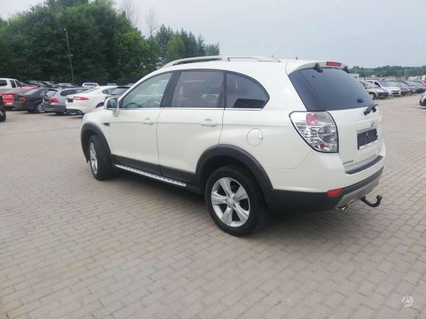 White Chevrolet Captiva 2012 in Utena, with an engine capacity of 2.20 L and mileage of 297 thousand km for 4999 €, photo 9 on AUTOMOTO.COM.LV