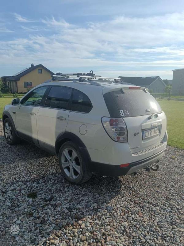 White Chevrolet Captiva 2012 in Klaipeda, with an engine capacity of 2.23 L and mileage of 238 thousand km for 3000 €, photo 3 on AUTOMOTO.COM.LV
