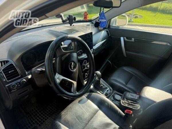 White Chevrolet Captiva 2012 in Siauliai, with an engine capacity of 2.20 L and mileage of 300 thousand km for 4500 €, photo 7 on AUTOMOTO.COM.LV