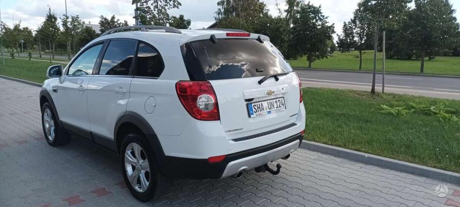 White Chevrolet Captiva 2012 in Siauliai, with an engine capacity of 2.20 L and mileage of 266 thousand km for 5350 €, photo 4 on AUTOMOTO.COM.LV