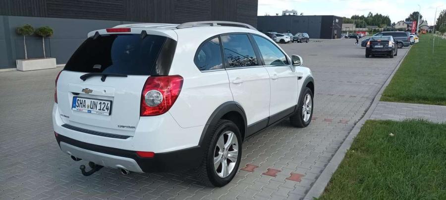 White Chevrolet Captiva 2012 in Siauliai, with an engine capacity of 2.20 L and mileage of 266 thousand km for 5350 €, photo 5 on AUTOMOTO.COM.LV
