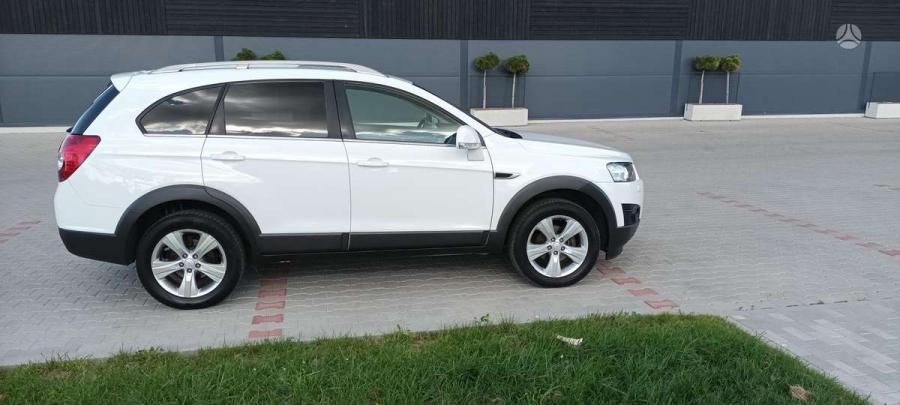 White Chevrolet Captiva 2012 in Siauliai, with an engine capacity of 2.20 L and mileage of 266 thousand km for 5350 €, photo 6 on AUTOMOTO.COM.LV