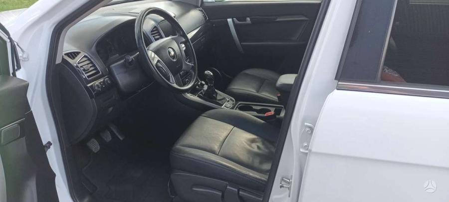 White Chevrolet Captiva 2012 in Siauliai, with an engine capacity of 2.20 L and mileage of 266 thousand km for 5350 €, photo 8 on AUTOMOTO.COM.LV