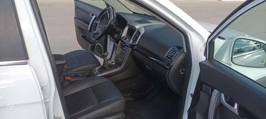 White Chevrolet Captiva 2012 in Siauliai, with an engine capacity of 2.20 L and mileage of 266 thousand km for 5350 €, photo 9 on AUTOMOTO.COM.LV