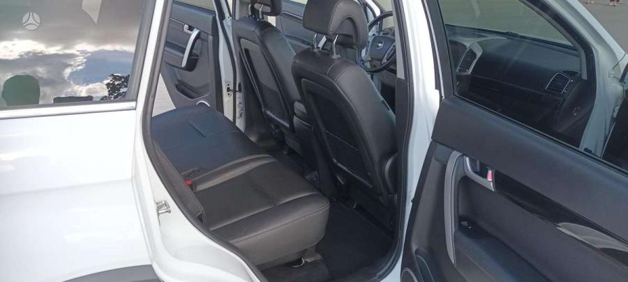 White Chevrolet Captiva 2012 in Siauliai, with an engine capacity of 2.20 L and mileage of 266 thousand km for 5350 €, photo 10 on AUTOMOTO.COM.LV