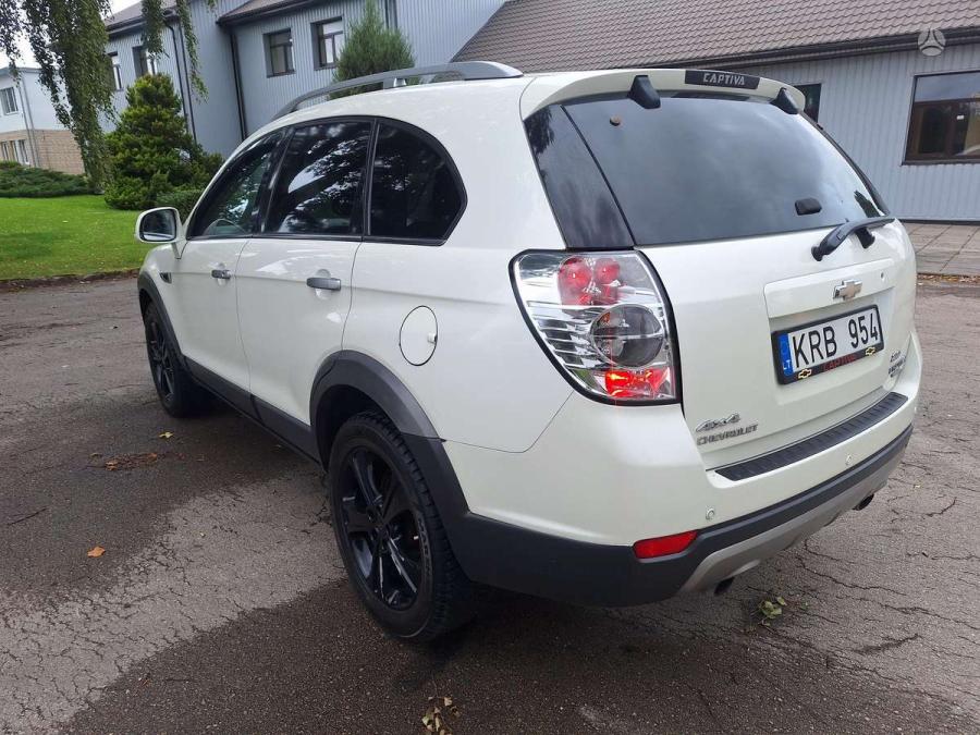 White Chevrolet Captiva 2012 in Kelme, with an engine capacity of 2.20 L and mileage of 202 thousand km for 4200 €, photo 3 on AUTOMOTO.COM.LV