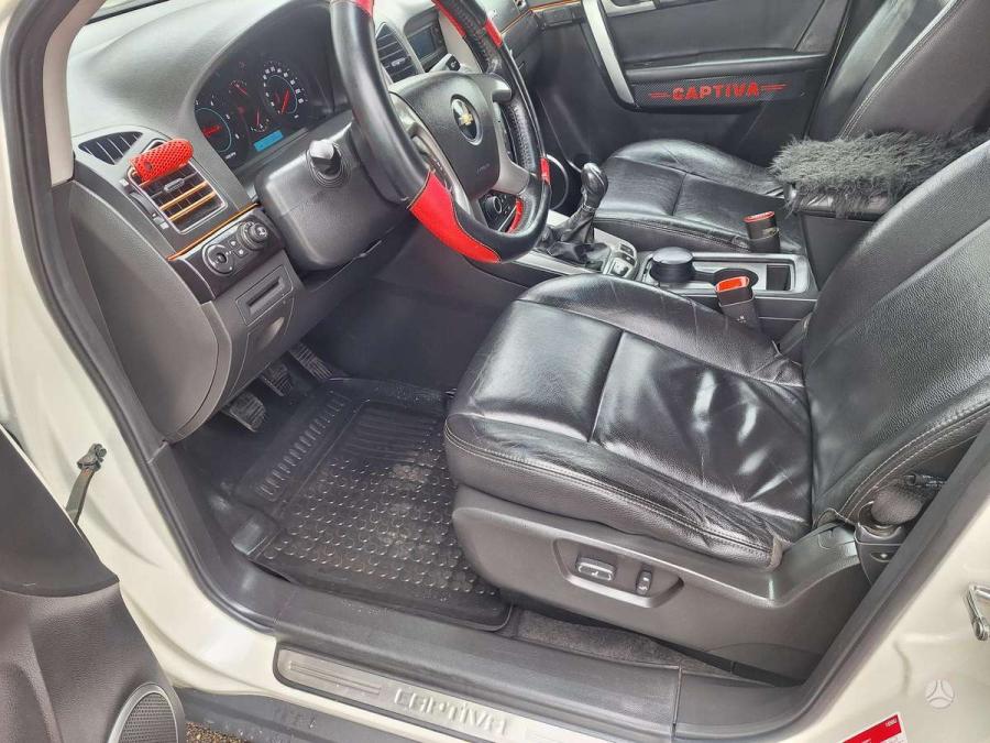 White Chevrolet Captiva 2012 in Kelme, with an engine capacity of 2.20 L and mileage of 202 thousand km for 4200 €, photo 9 on AUTOMOTO.COM.LV