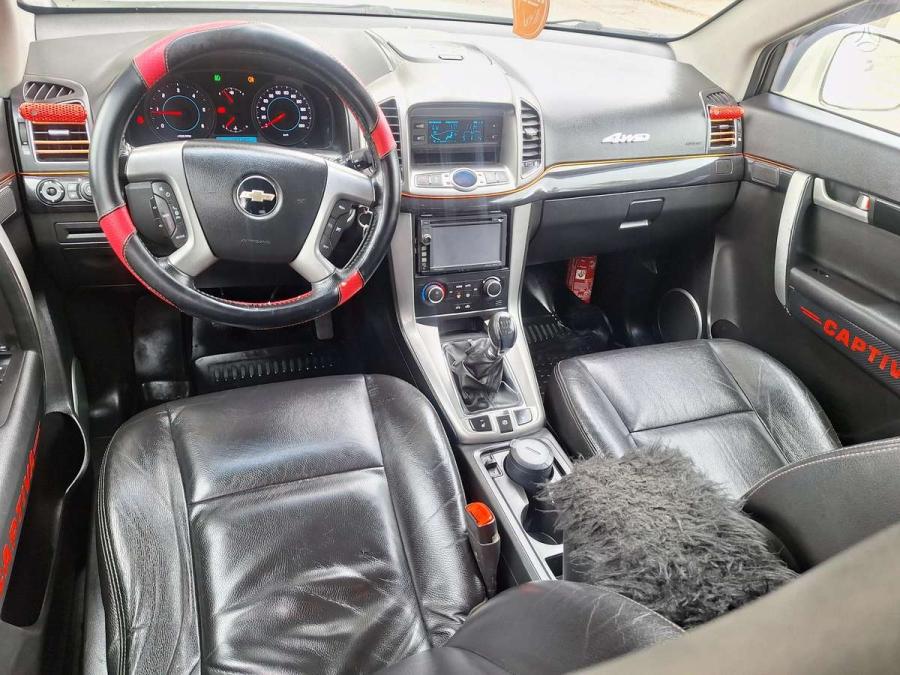 White Chevrolet Captiva 2012 in Kelme, with an engine capacity of 2.20 L and mileage of 202 thousand km for 4200 €, photo 10 on AUTOMOTO.COM.LV