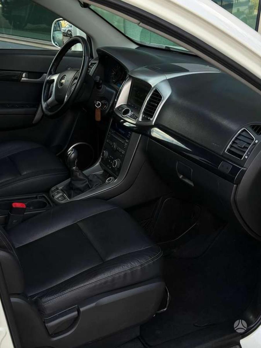 White Chevrolet Captiva 2012 in Klaipeda, with an engine capacity of 2.23 L and mileage of 239 thousand km for 4800 €, photo 23 on AUTOMOTO.COM.LV