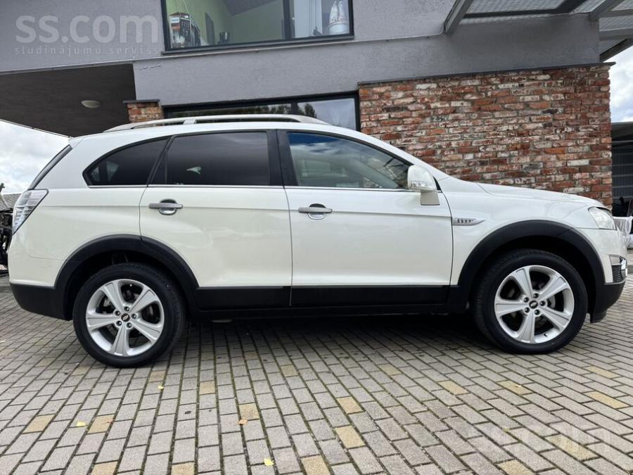 White Chevrolet Captiva 2012 in Talsi, with an engine capacity of 2.20 L and mileage of 251 thousand km for 6200 €, photo 3 on AUTOMOTO.COM.LV
