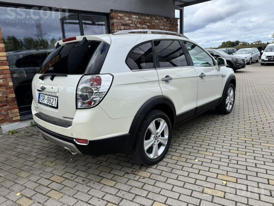 White Chevrolet Captiva 2012 in Talsi, with an engine capacity of 2.20 L and mileage of 251 thousand km for 6200 €, photo 4 on AUTOMOTO.COM.LV