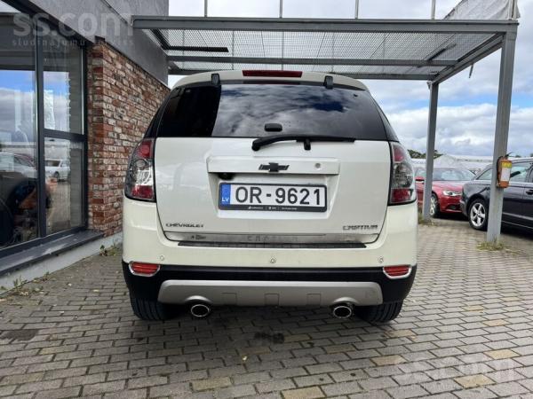 Chevrolet Captiva 2012 in Talsi on AUTOMOTO.COM.LV White Chevrolet Captiva 2012 in Talsi, with an engine capacity of 2.20 L and mileage of 251 thousand km for 6200 €, photo 5 on AUTOMOTO.COM.LV