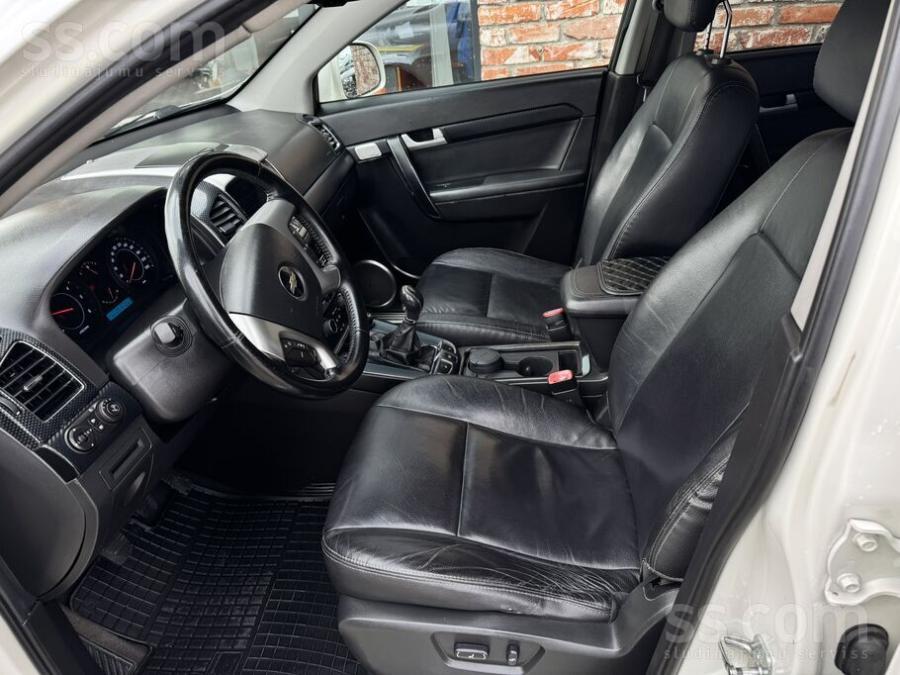 White Chevrolet Captiva 2012 in Talsi, with an engine capacity of 2.20 L and mileage of 251 thousand km for 6200 €, photo 10 on AUTOMOTO.COM.LV