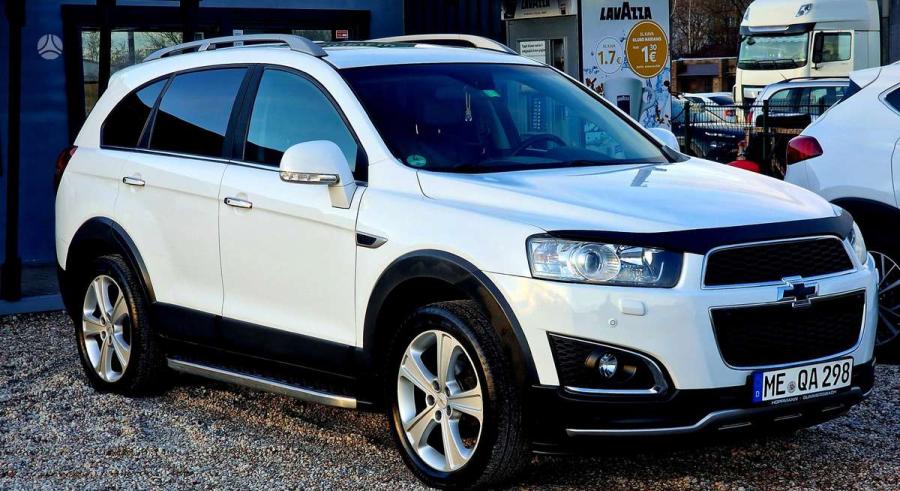 White Chevrolet Captiva 2013 in Kretinga, with an engine capacity of 2.20 L and mileage of 178 thousand km for 7699 €, photo 4 on AUTOMOTO.COM.LV