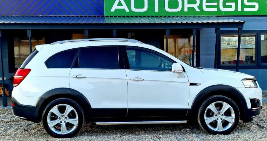 White Chevrolet Captiva 2013 in Kretinga, with an engine capacity of 2.20 L and mileage of 178 thousand km for 7699 €, photo 7 on AUTOMOTO.COM.LV