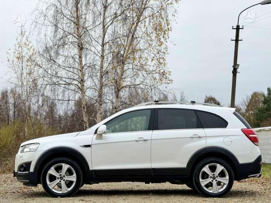 White Chevrolet Captiva 2013 in Siauliai, with an engine capacity of 2.20 L and mileage of 208 thousand km for 8450 €, photo 13 on AUTOMOTO.COM.LV