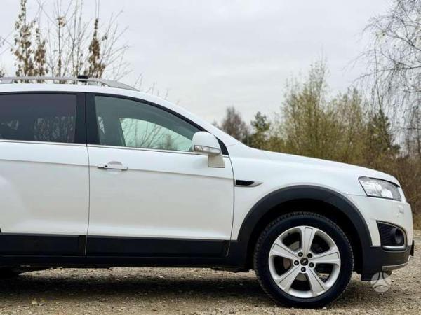White Chevrolet Captiva 2013 in Siauliai, with an engine capacity of 2.20 L and mileage of 208 thousand km for 8450 €, photo 10 on AUTOMOTO.COM.LV