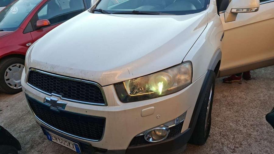 White Chevrolet Captiva 2013 in Kaunas, with an engine capacity of 2.20 L and mileage of 190 thousand km for 3900 €, photo 1 on AUTOMOTO.COM.LV