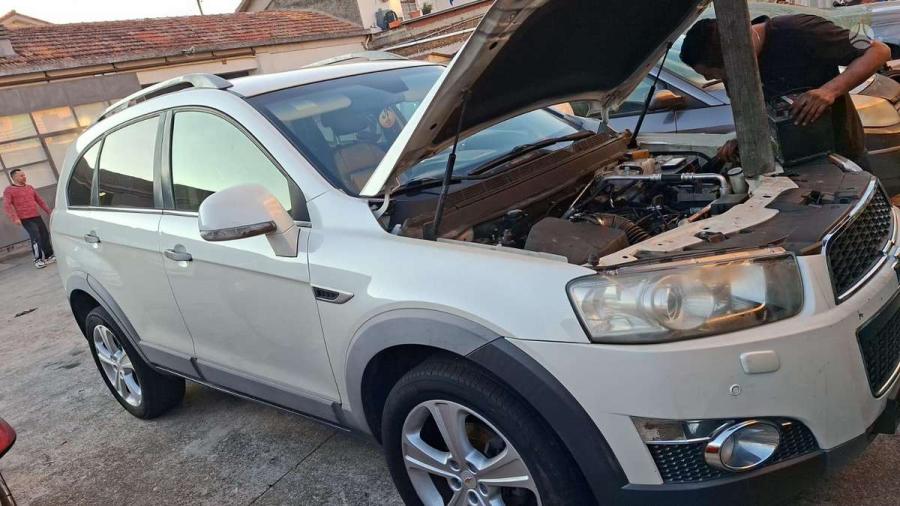 White Chevrolet Captiva 2013 in Kaunas, with an engine capacity of 2.20 L and mileage of 190 thousand km for 3900 €, photo 2 on AUTOMOTO.COM.LV