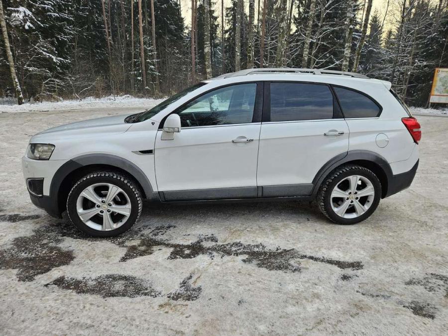 White Chevrolet Captiva 2013 in Taurage, with an engine capacity of 2.20 L and mileage of 180 thousand km for 5200 €, photo 4 on AUTOMOTO.COM.LV