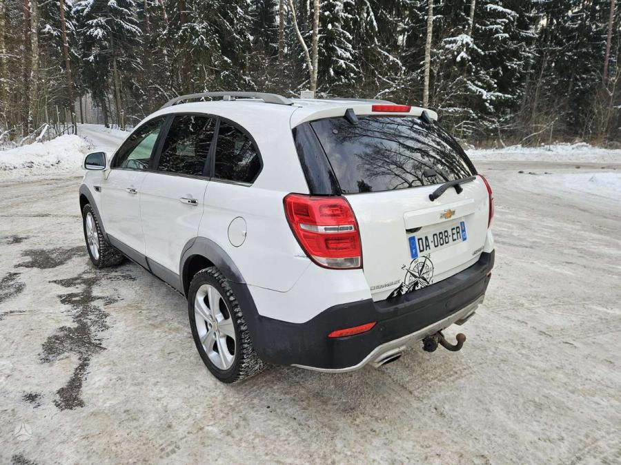 White Chevrolet Captiva 2013 in Taurage, with an engine capacity of 2.20 L and mileage of 180 thousand km for 5200 €, photo 7 on AUTOMOTO.COM.LV