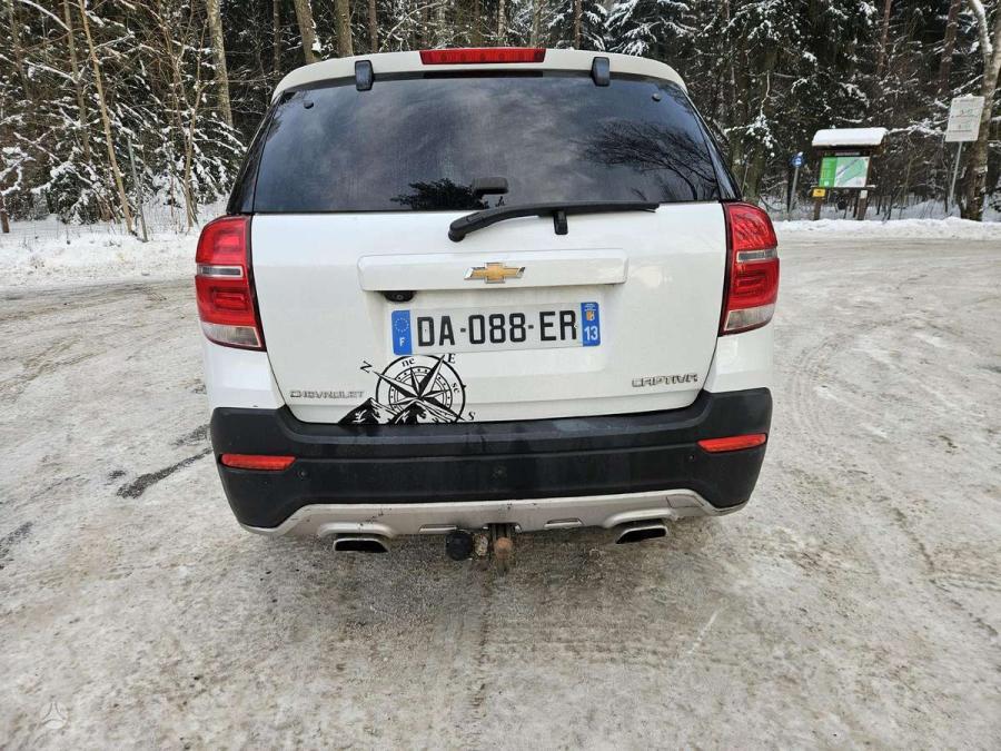White Chevrolet Captiva 2013 in Taurage, with an engine capacity of 2.20 L and mileage of 180 thousand km for 5200 €, photo 8 on AUTOMOTO.COM.LV