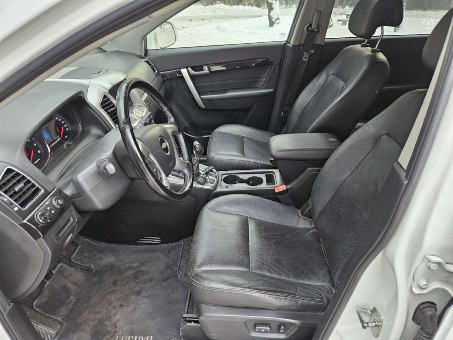 White Chevrolet Captiva 2013 in Taurage, with an engine capacity of 2.20 L and mileage of 180 thousand km for 5200 €, photo 13 on AUTOMOTO.COM.LV