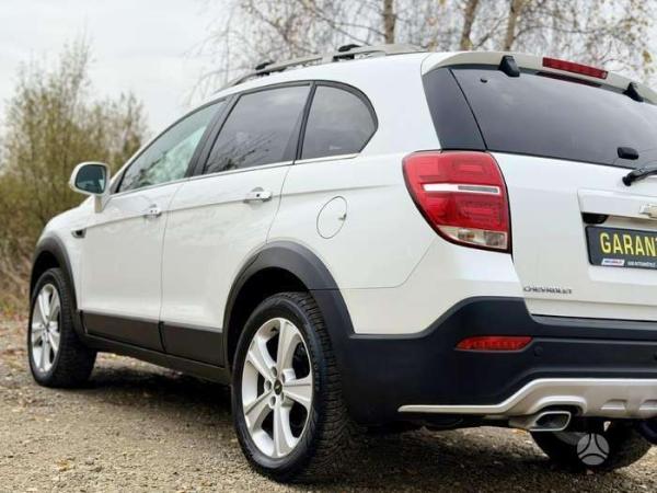 White Chevrolet Captiva 2013 in Siauliai, with an engine capacity of 2.20 L and mileage of 208 thousand km for 8450 €, photo 7 on AUTOMOTO.COM.LV