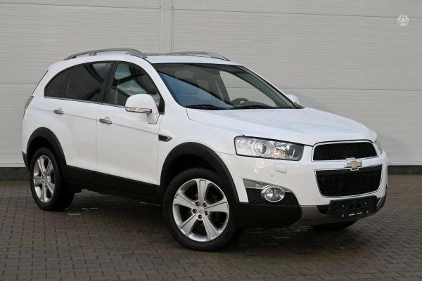 White Chevrolet Captiva 2013 in Kretinga, with an engine capacity of 2.20 L and mileage of 198 thousand km for 6350 €, photo 1 on AUTOMOTO.COM.LV