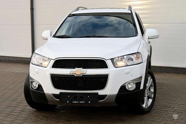 White Chevrolet Captiva 2013 in Kretinga, with an engine capacity of 2.20 L and mileage of 198 thousand km for 6350 €, photo 2 on AUTOMOTO.COM.LV