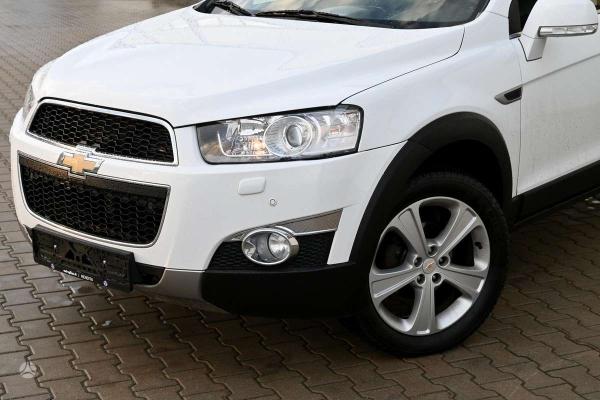 White Chevrolet Captiva 2013 in Kretinga, with an engine capacity of 2.20 L and mileage of 198 thousand km for 6350 €, photo 4 on AUTOMOTO.COM.LV