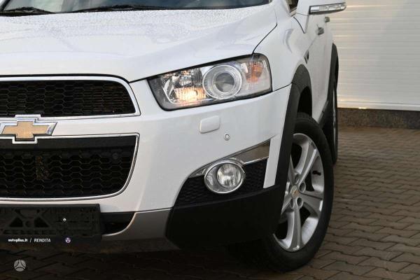 White Chevrolet Captiva 2013 in Kretinga, with an engine capacity of 2.20 L and mileage of 198 thousand km for 6350 €, photo 5 on AUTOMOTO.COM.LV