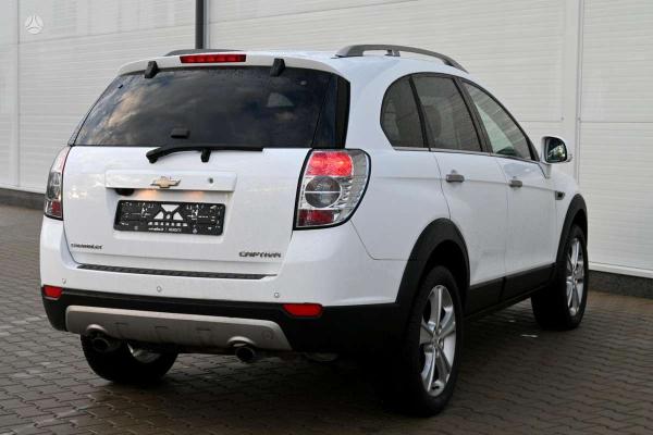 White Chevrolet Captiva 2013 in Kretinga, with an engine capacity of 2.20 L and mileage of 198 thousand km for 6350 €, photo 7 on AUTOMOTO.COM.LV