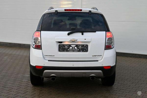 White Chevrolet Captiva 2013 in Kretinga, with an engine capacity of 2.20 L and mileage of 198 thousand km for 6350 €, photo 8 on AUTOMOTO.COM.LV