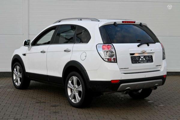 White Chevrolet Captiva 2013 in Kretinga, with an engine capacity of 2.20 L and mileage of 198 thousand km for 6350 €, photo 9 on AUTOMOTO.COM.LV
