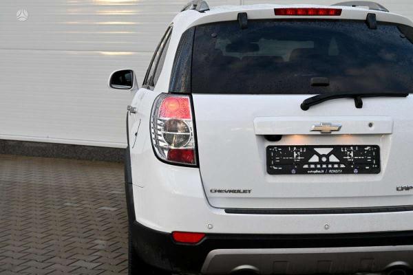White Chevrolet Captiva 2013 in Kretinga, with an engine capacity of 2.20 L and mileage of 198 thousand km for 6350 €, photo 10 on AUTOMOTO.COM.LV