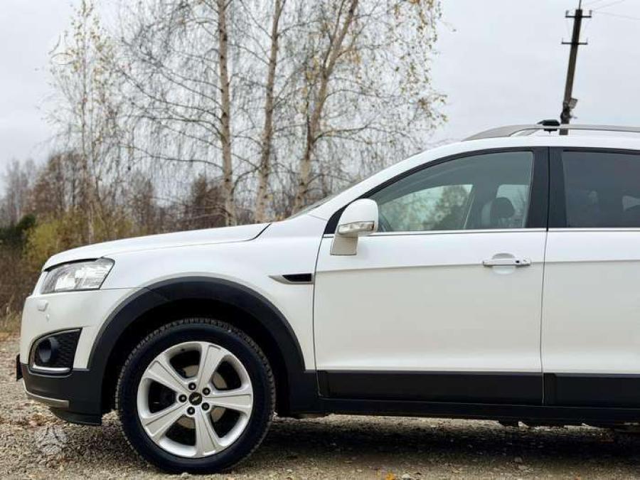 White Chevrolet Captiva 2013 in Siauliai, with an engine capacity of 2.20 L and mileage of 208 thousand km for 8450 €, photo 11 on AUTOMOTO.COM.LV