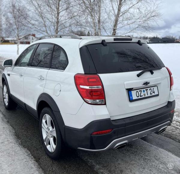 White Chevrolet Captiva 2013 in Kretinga, with an engine capacity of 2.23 L and mileage of 183 thousand km for 7200 €, photo 5 on AUTOMOTO.COM.LV