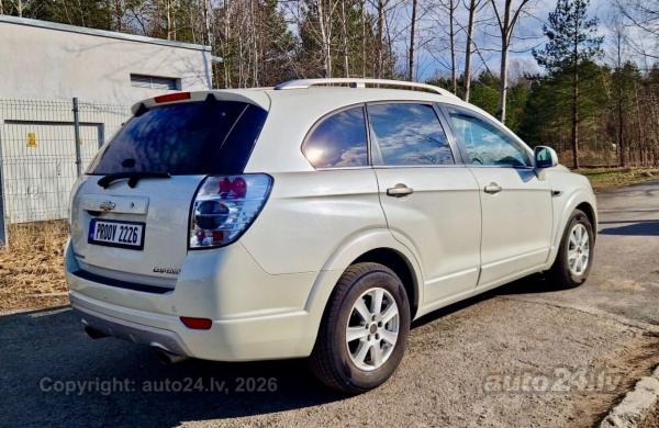 White Chevrolet Captiva 2013 in Tallinn, with an engine capacity of 2.20 L and mileage of 94 thousand km for 5999 €, photo 6 on AUTOMOTO.COM.LV