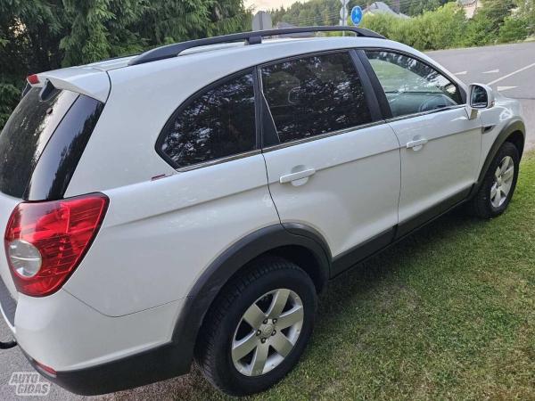 White Chevrolet Captiva 2013 in Mazeikiai, with an engine capacity of 2.20 L and mileage of 279 thousand km for 4250 €, photo 3 on AUTOMOTO.COM.LV