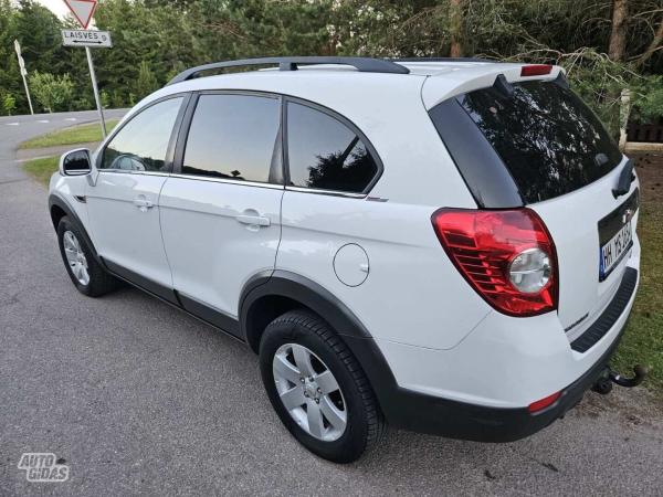 White Chevrolet Captiva 2013 in Mazeikiai, with an engine capacity of 2.20 L and mileage of 279 thousand km for 4250 €, photo 7 on AUTOMOTO.COM.LV