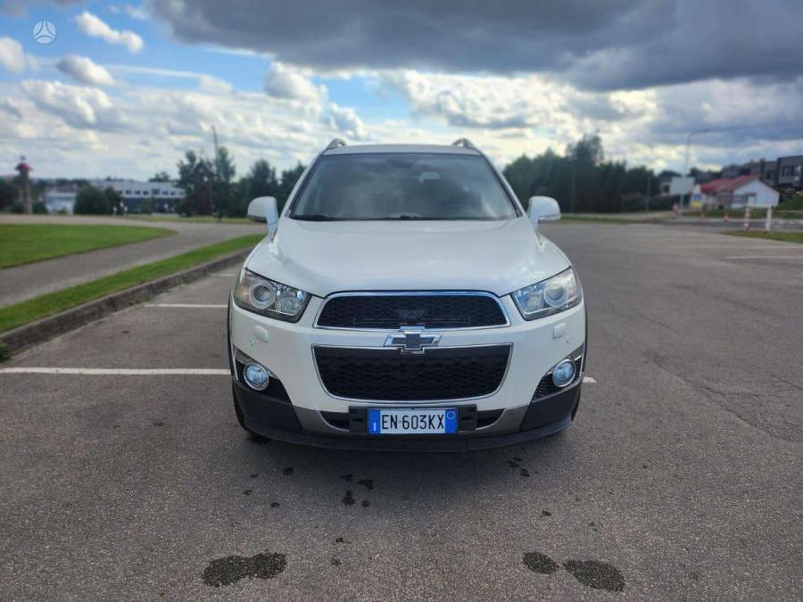 White Chevrolet Captiva 2013 in Kaunas, with an engine capacity of 2.20 L and mileage of 198 thousand km for 4900 €, photo 1 on AUTOMOTO.COM.LV