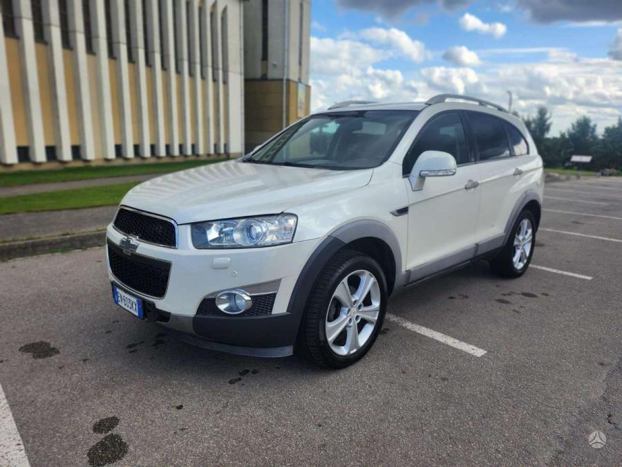 White Chevrolet Captiva 2013 in Kaunas, with an engine capacity of 2.20 L and mileage of 198 thousand km for 4900 €, photo 3 on AUTOMOTO.COM.LV