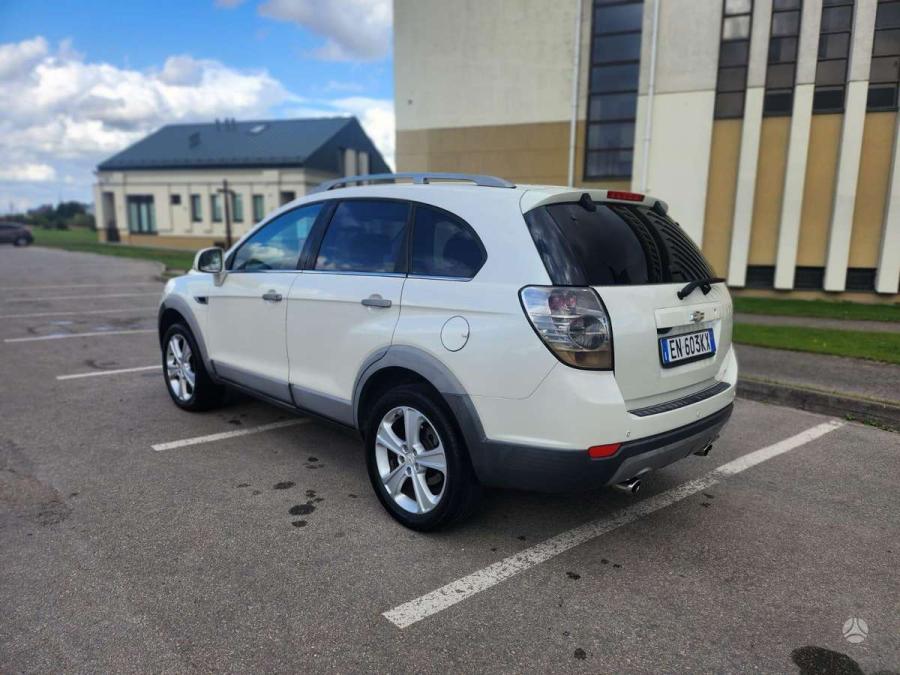 White Chevrolet Captiva 2013 in Kaunas, with an engine capacity of 2.20 L and mileage of 198 thousand km for 4900 €, photo 5 on AUTOMOTO.COM.LV