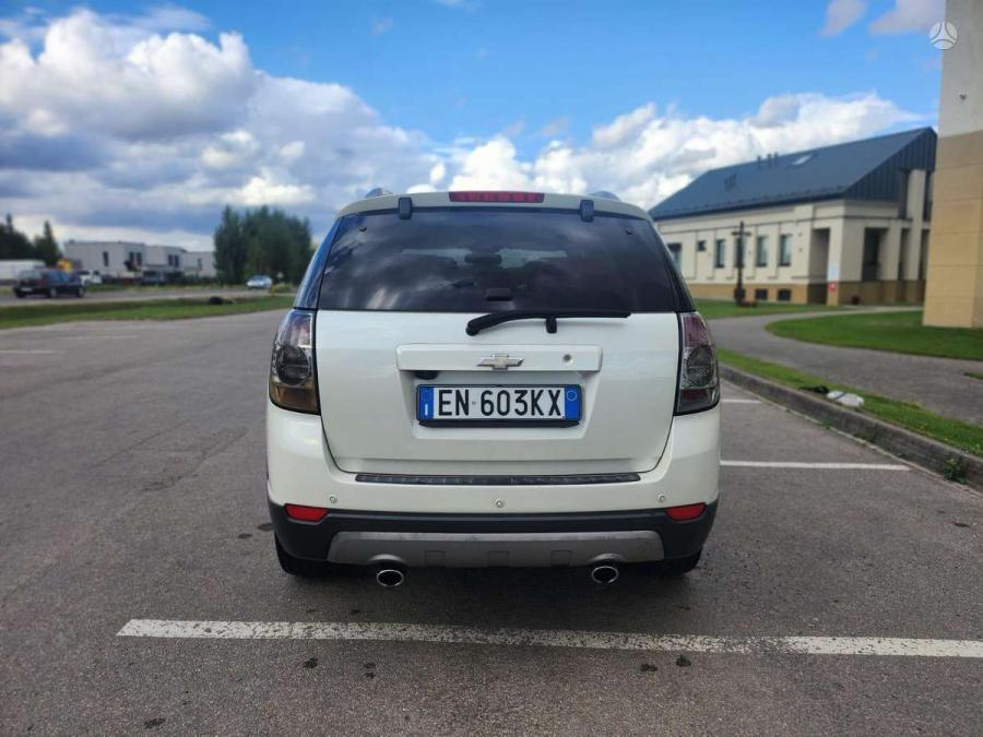 White Chevrolet Captiva 2013 in Kaunas, with an engine capacity of 2.20 L and mileage of 198 thousand km for 4900 €, photo 6 on AUTOMOTO.COM.LV